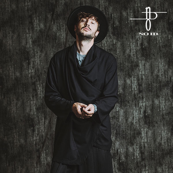 　商品説明 NO ID. BLACK ノーアイディー フレキシブルな着こなしを楽しめる人気のドレープガウンシリーズ。 オーバーサイズ。 スラッシュポケット。 ショルダー、ネック、ウエスト部分にあるボタンに 襟を留める事でドレープ感を演出。 ...