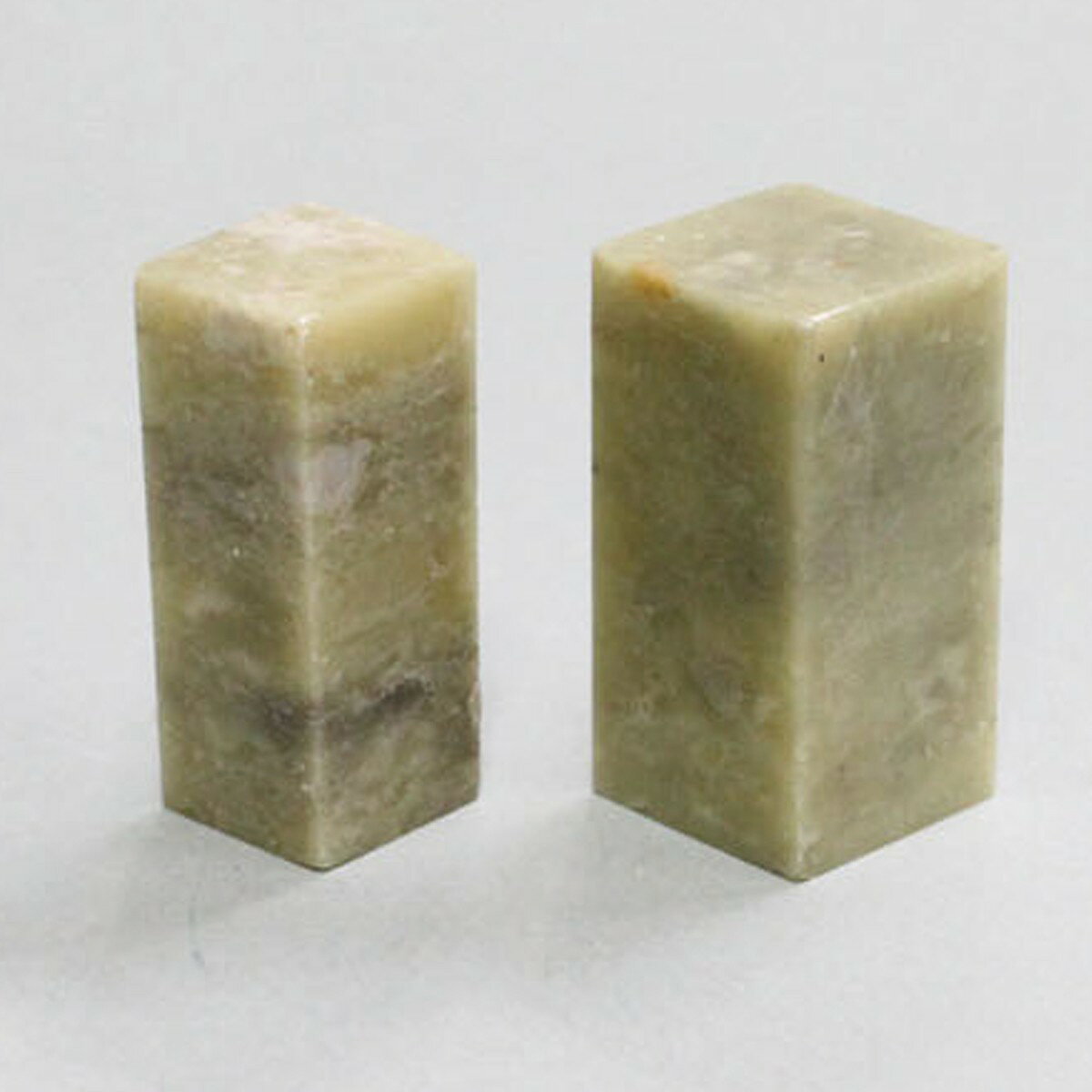 サイズ：20mm角 長さ50mm 中国浙江省産の石で、色はうす緑を中心に茶系、灰系のものなどがあります。 寿山石と比べるとやや軟質で彫りやすく、古くから印材として使われています。 ※天然石のため、色は不定です。