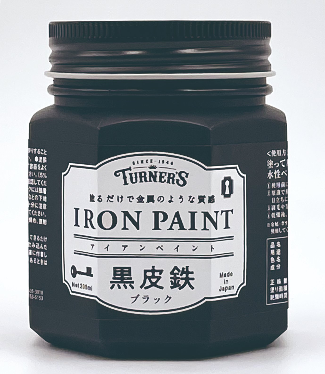 容量：200mL 重量：約260g 塗れるもの：屋内木部・硬質塩ビ・紙・ダンボール 塗るだけで鉄や金属のような質感が表現できる水性ペイント 黒皮鉄とは、鉄を1000度程の高温で成型し、温度が下がる時に表面が酸化してできる黒い皮膜のことを黒皮...