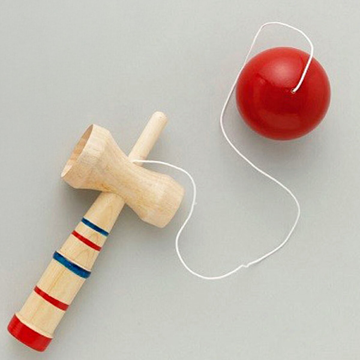 サイズ：球直径58×本体長さ185mm 大皿径：40mm 中皿径：35mm 小皿径：25mm 材質：天然木　糸ポリエステル 対象年齢：3才以上 ※仕様やパッケージデザインが変更になる場合がございます。
