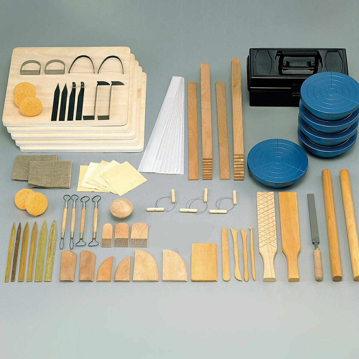 入組品： 馬かきべら・小(刃幅60mm)2個、 スチール製弓(幅80mm)2個 スポンジ(直径約70mm)5個 仕上用かんなg21・g28・g18各2本 粘土練り板(370×400mm)5枚 たたら板(幅30×長さ450mm)厚さ1mm(塩...