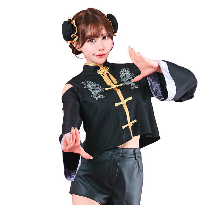 アレンジによって着こなし無限大なトップスのみのシリーズ「トッピングトップス」。自分の個性を出したコーディネートで、人とかぶらないコスプレを楽しめます。両胸のドラゴンプリントがチャイナ感を演出し、誰でもカンフーガールになりきれます。モノトーン...