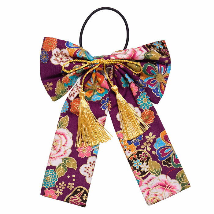和柄生地とタッセルを使用したリボン(ヘアゴム)です。厚手生地を採用し、しっかりとした作りになっています。髪を結ぶ際はもちろん、鞄などに付けても華やかで存在感のあるデザインです。卒業式や成人式、浴衣を着る際の髪飾りとしても相性抜群。日本らしさ...