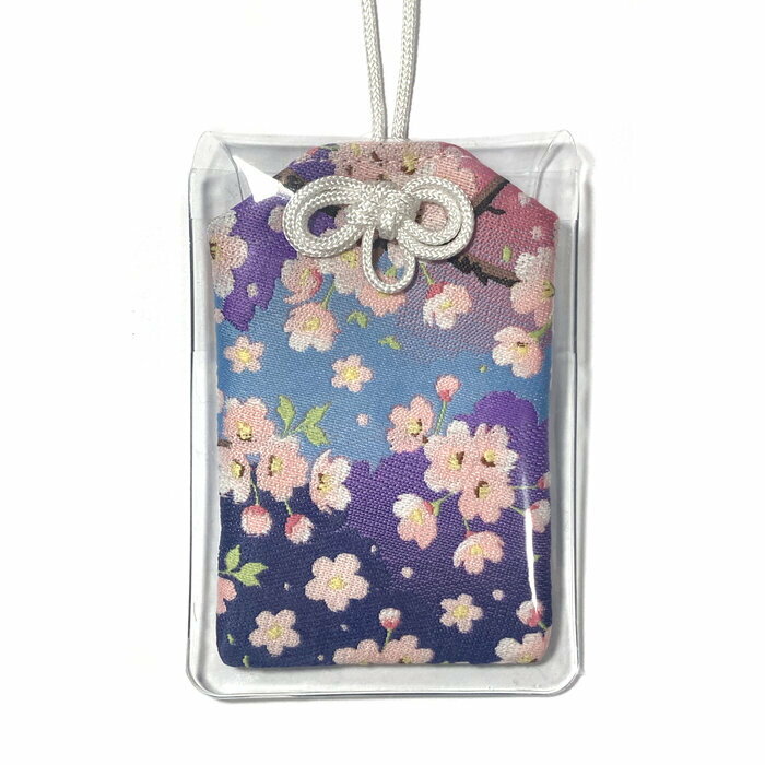 桜をテーマにした和風デザインのお守りです。本格的な織生地を使用し、しっかりとした作りになっています。お守りは透明な専用ケースに入っており、汚れを防ぐことができます。中には自由に好きなものを入れられるため、あなただけの特別なお守りを作ることが...