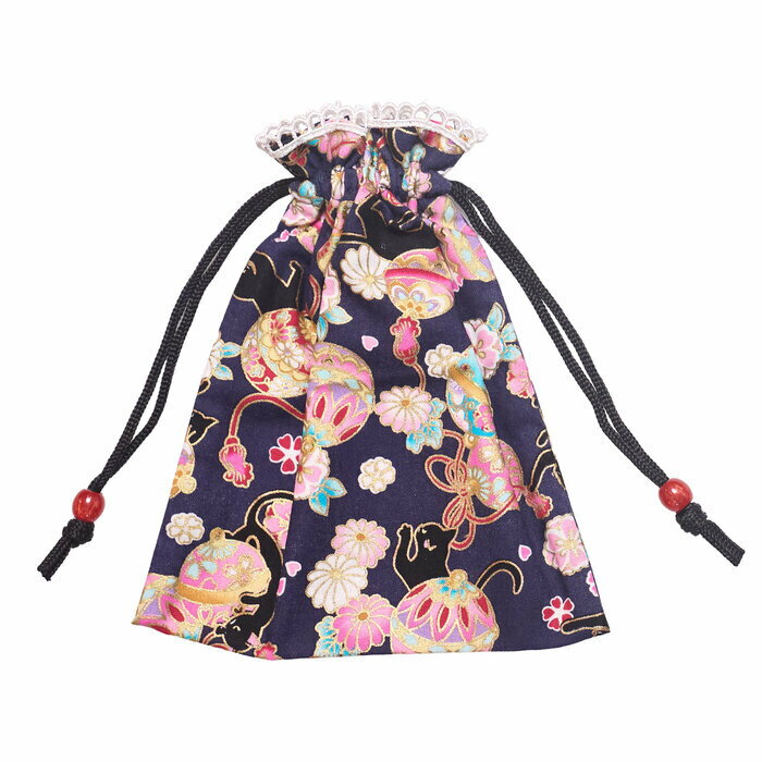 桜をテーマにした和風デザインの巾着です。毬と猫に桜を散らした和柄生地を使用し、携帯電話やコスメなどの小物が入る使いやすいサイズ感に仕上げています。ループエンド(紐先)には高級感のある木製風の玉を採用し、開け口にはスカラップ型のレースコードを...