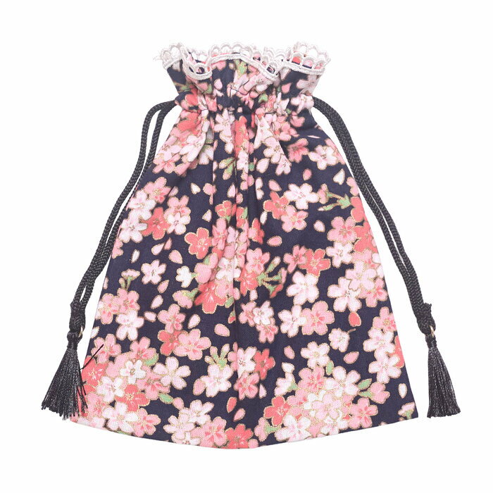 桜をテーマにした和風デザインの巾着です。桜柄の和柄生地を使用し、携帯電話やコスメなどの小物が入る使いやすいサイズ感に仕上げています。ループエンド(紐先)には高級感のあるタッセルを採用し、開け口にはスカラップ型のレースコードをあしらうことで、...