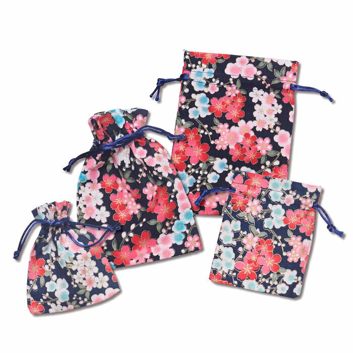 桜柄の和柄生地を使用した巾着の4枚セットです。大小2サイズを各2枚ずつセットにしており、用途に合わせて使い分けができます。小物入れとしてはもちろん、購入したお菓子などのお土産を小分けにして渡す際のラッピング袋としても最適です。【セット内容】...