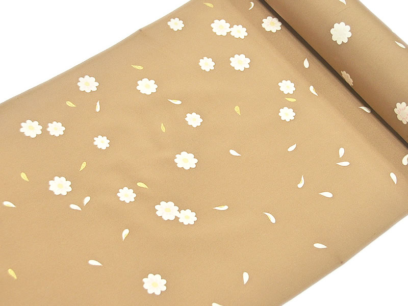 国内配送　全国　送料無料 海外配送はEMSの送料を別途頂戴いたします 正絹小紋着尺です。 ちょっぴり渋い淡い香染色地に、秋桜が染めで描かれた一品。 小さな白のコスモスが、地色によく映え上品で愛らしい装いに。 また、所々に描かれた金彩の花びら...