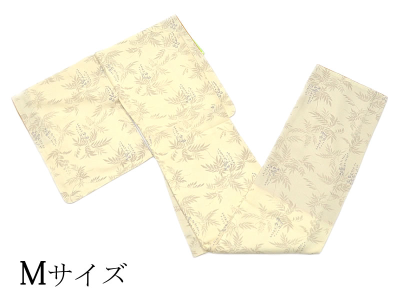 女物仕立て上がり（プレタ）、袷小紋着物です。 淡い緑みのある黄色系地に、藤の花を絣風に染めで描いた一枚。 落ち着いた色目のなか、藤の花の紫が全体のアクセントとなりお洒落。 控えめな柄行・地色は、お茶席などのお稽古着などにオススメ！！ お仕立...