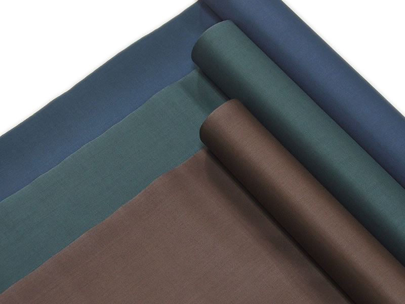 男物の着物を仕立てる際に、付属品として必要な綿キャラコの胴裏地です。こちらは1尺0寸6分巾となり、男物の最もポピュラーな生地巾となります。 色目は、変わり色の3色。趣のある渋めの色目で揃えてあります。表地の色目が微妙なお召しの着物の裏地とし...