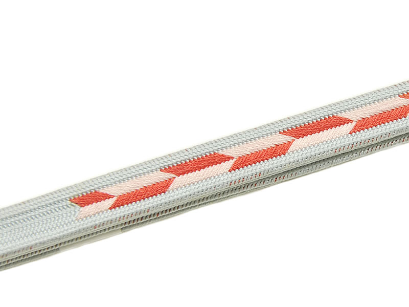 帯留を装着する際に用いる三分巾の帯〆です。 薄く水色がかった白色の白花色地に、矢羽根柄が織りだされたオシャレな一品。 裏面は白花色の無地となっております。 また、アクセントの矢羽根部分は帯留に通した時、左右に分かれて柄が出る形となり、残りの...