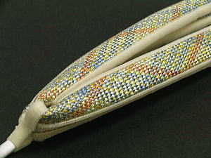 国内配送　全国　送料無料 海外配送はEMSの送料を別途頂戴いたします 組紐の技法で作られた生地を用いたお洒落なライトブルー、金をベースにした鼻緒です。カジュアル系のお洒落小紋・紬・大島などを着用時に履き物として合わせていただけるムードを持っ...