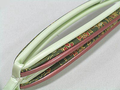 国内配送　全国　送料無料 海外配送はEMSの送料を別途頂戴いたします すっきり小粋に足元を演出する細口の鼻緒です。洒落小紋・紬などのカジュアル系によく映る草履にオススメの鼻緒となります。但し、草履を履き慣れた方用になりますね。これで、一連の...