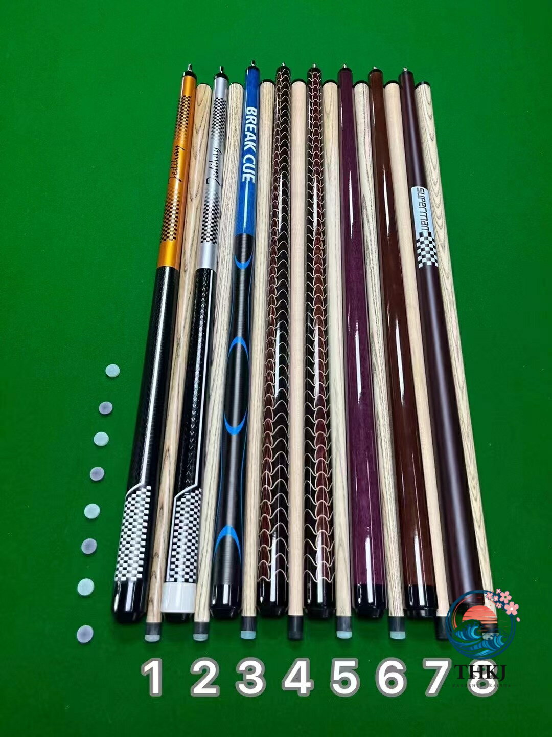 ? 【製品】1/2 ホワイトウッドプールキュースティック? 【仕様】ヒント径：13mm。キュー長度: 145cm。キュー重量：約550g。? 【ピュアブラックリアハンドル＆衝撃吸収リアプラグ】リアハンドルはシンプルで汚れにくいピュアブラック...