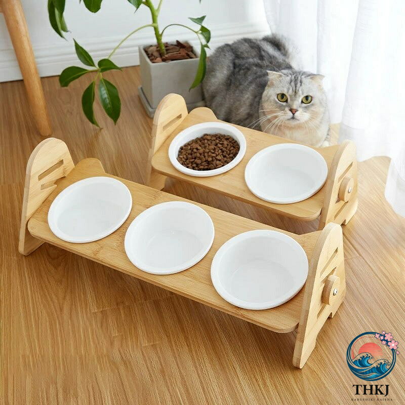 この商品について 15度の角度がついた食器スタンド、前屈による頚部圧迫を軽減でき食事を食べやすいデザインのスタンド付き。小型の猫や犬に最適なサイズ。ペットの嘔吐を軽減。 ・「安心安全な品質」滑らかで傷つきにくい高品質な陶器（セラミック）を使...