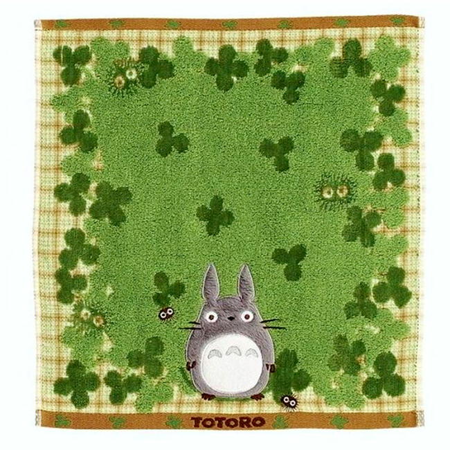 となりのトトロ「はらっぱ」シリーズのハンドタオル。 緑の中に佇むトトロは、どことなくミステリアスな世界に誘ってくれます [仕様] 無撚糸スチームシャーリング、ファーアップリケ刺繍 [サイズ] 約34×36cm [素材] 綿100% *メーカ...