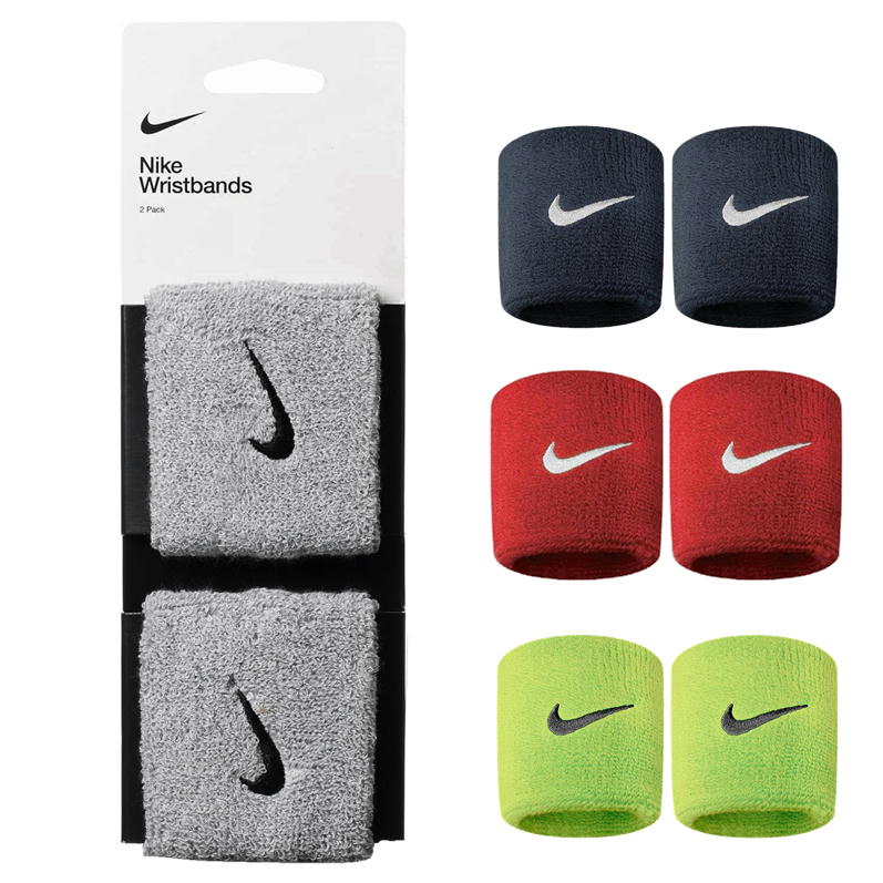 Nikeの人気シリーズ「スウッシュリストバンド（BN2095」は、スポーツから日常使いまで幅広く活躍するシンプルで機能的なアイテムです。フロントに配置されたスウッシュロゴがスタイリッシュな印象を演出します。 吸汗速乾素材を採用しており、運動...