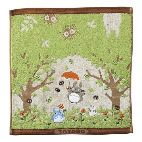 [ハンドタオル] となりのトトロ 木陰の散歩 トトロの刺繍がポイントのハンドタオルです。 無撚糸を使用しているので、肌触りふわふわ使い心地も抜群♪ [仕様] 無撚糸、スチームシャーリング、刺繍 [サイズ] 約34cm×36cm [素材] 綿...