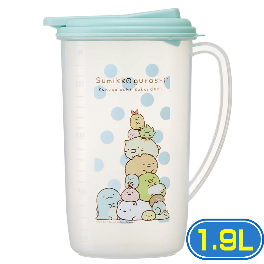 大人気「すみっコぐらし」のデザインが可愛い、容量1.9L（約2L）のプラスチック製ウォーターポットです。 お水や麦茶、ジュースなどの冷蔵庫常備にぴったり！シンプルなワンプッシュ開閉式なので、片手で簡単に注ぐことができます。持ち運びに便利なハ...
