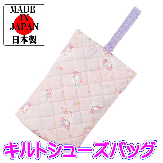 マイメロディキルトシューズバッグ 【仕様】 ・サイズ：約W20×H27cm 【素材】ポリエステル100％ 安心の日本製 4513266235872 ※撮影時の光の具合、またお客様のページをご覧になられるパソコンの環境により、実際の商品と多少...