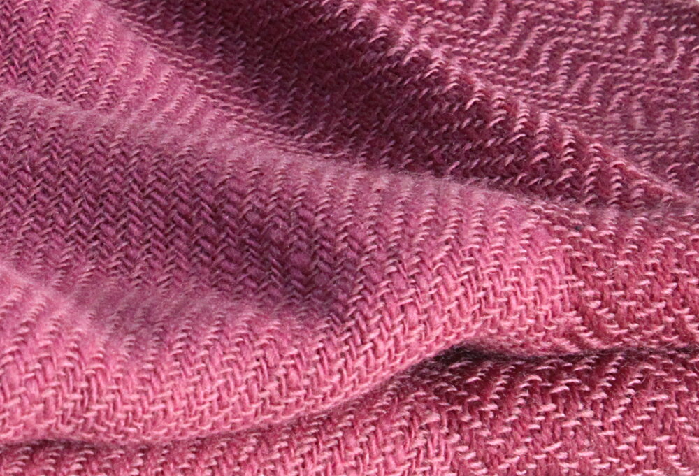 【素材】ヒマラヤウール100% 【色】天然蘇芳 ＆ラックカイガラムシ染め 【サイズ（実寸）】95cm×236cmぐらい（フリンジ含まず） ＜男女兼用＞ヒマラヤウールとは、ヒマラヤ在来のクンナ種とメリノ種を交配種させたハーシル・クロス種の羊毛...