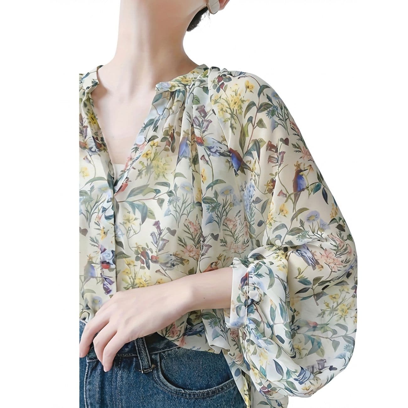 説明【商品紹介】◆[M] バスト:113 着丈:55 / [L] バスト:117 着丈:56 / [XL] バスト:121 着丈:57◆【華やかな花柄デザイン】繊細なボタニカル柄が目を引くこの花柄ブラウスは、一枚で主役級の存在感を放ちます。...