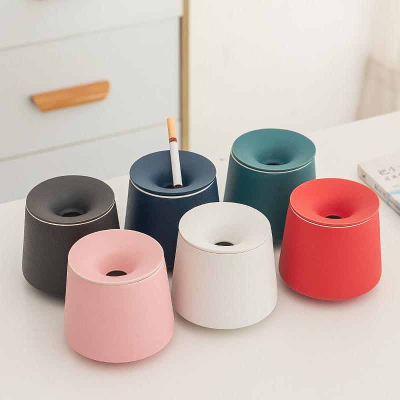 煙灰皿 陶器製 蓋付き 防風 灰飛び防止 創造的 個性的 スタイリッシュ 家庭用 オフィス用 リビングルーム インテリア モダン ・素材: 陶器・サイズ: 9-9.5cm・カラー展開: 緑.黒.紺.白.赤.ピンク・スタイル: シンプル煙灰皿...