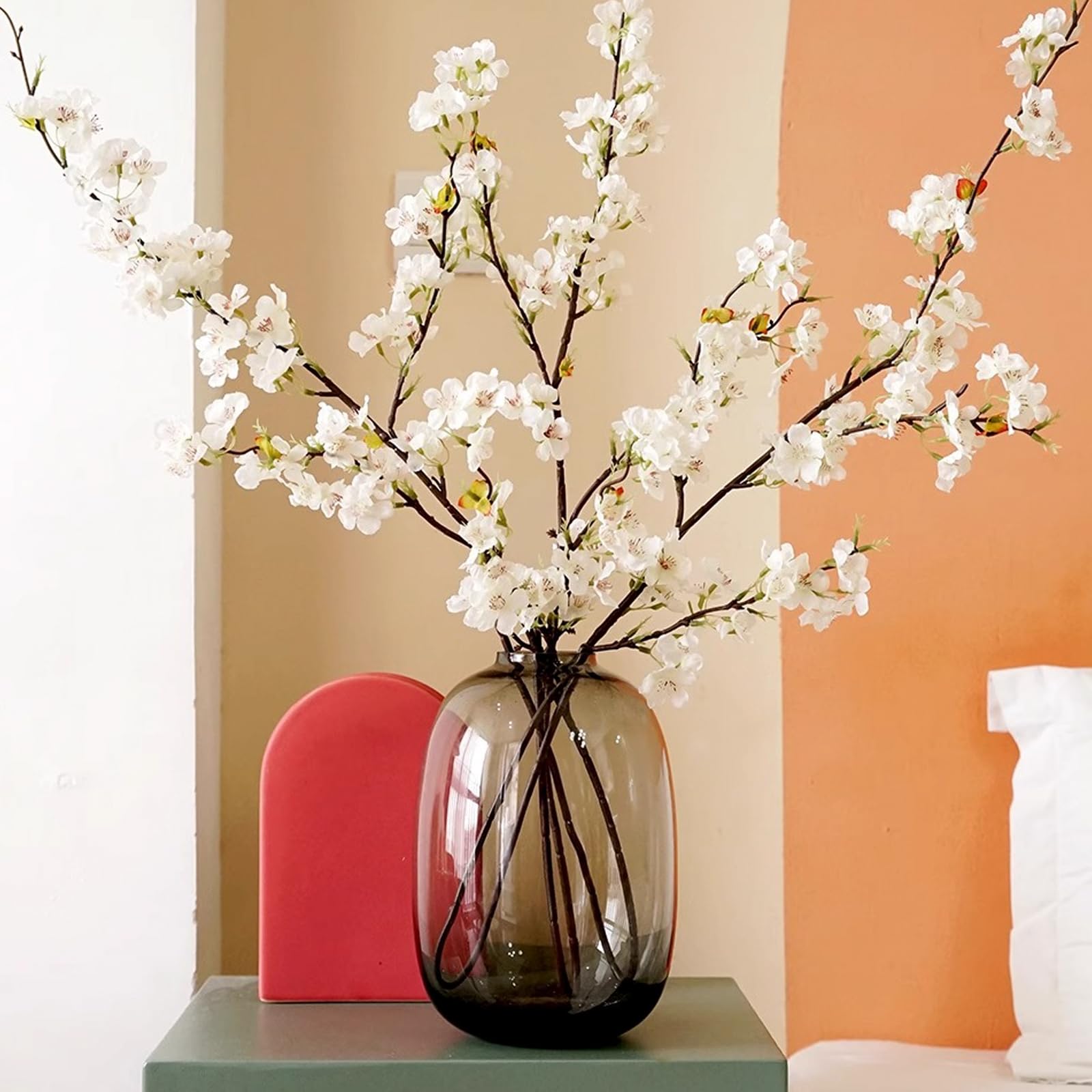 「高品質素材」：造花桜のの枝は高品質のシルク製で、本物の桜のような質感です。枝の内側にワイヤーがあり、花瓶に合わせて枝を曲げたり、人工桜花の形をもっときれいに調整できます。(本製品花瓶は含まれておりません。)「春の雰囲気」：綺麗な色合いは桜...