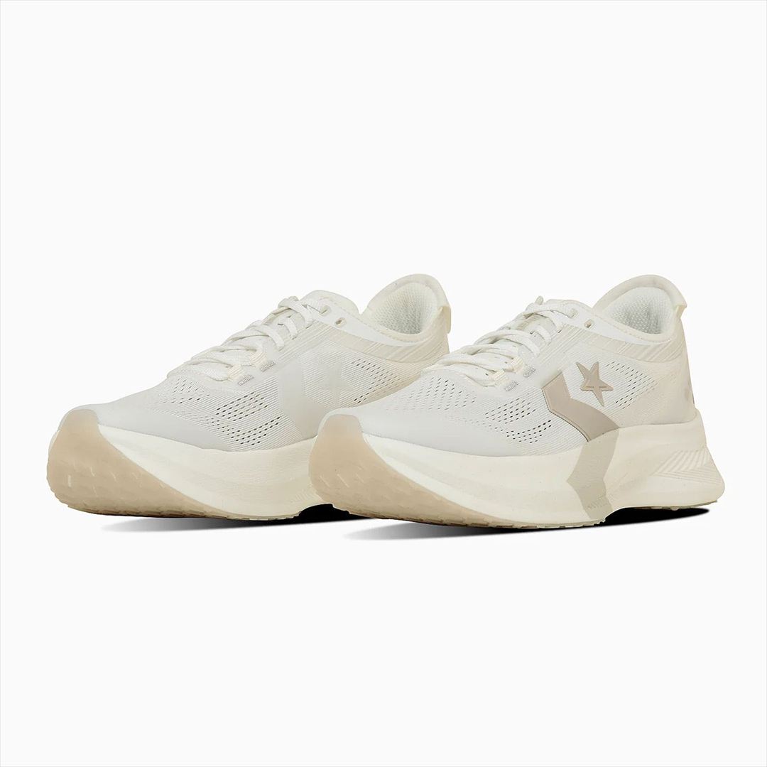 22000 「CONVERSE　RUNNING」のランニングを楽しむためのパフォーマンスモデルから、ランニングエバンジェリスト「三津家 貴也」さんとのコラボレーションモデルが登場。 三津家さんが推奨する、ミッドフット走法に適したラストと軽量...