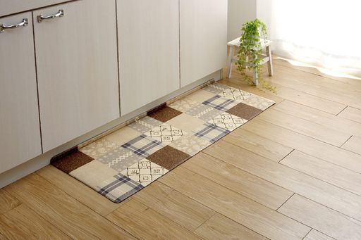 汚れてもサッと拭けるキッチンマット 組成:ポリ塩化ビニル(PVC) 液温は40°Cを限度とし、手洗いができる。 原作国:中国 疲れにくいキッチンマット
