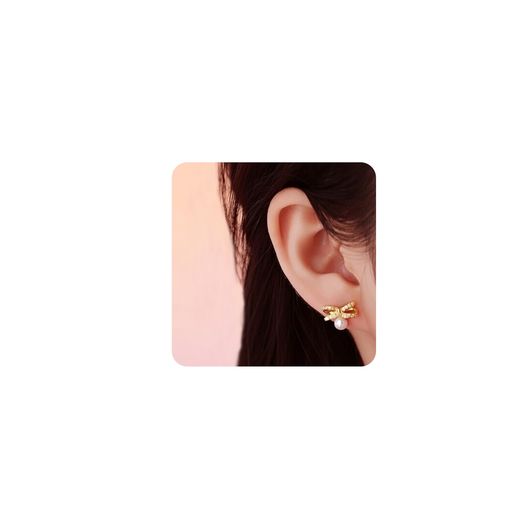 【リボンパールピアス】パールピアスとリボン型のペンダントの組み合わせです。リボンとパールの組み合わせ、スタイリッシュでエレガント。甘くなりすぎず、上品な華やかさを演出してくれる大人なデザインです。 【シンプルでロマンティック】シンプルなデザ...