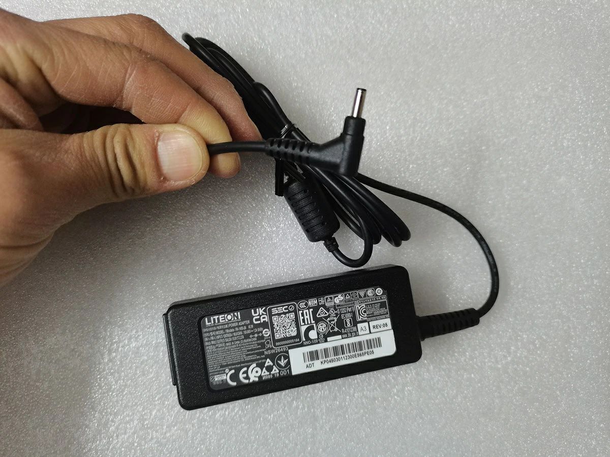 商品詳細 メーカーLITEON 付属品新品PSE規格電源コード 型番45W ACアダプタ 出力19V 2.37A 保証ご買い上げ後1ヶ月間品質保証致します。 説明LITEON（台湾メーカー）製品です。（簡易パッケージ）互換用ACアダプターで...