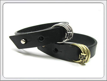 レザーブレスレット 素材：SILVER925・真鍮・牛革 レザー幅：約15mm リング部幅：約21mm リング種類：SV(シルバーメッキ)・GD(真鍮) 重さ：19g ※廃盤商品につき、現品限りとなります。 ギフト対応ブラスパーツを用いた3...