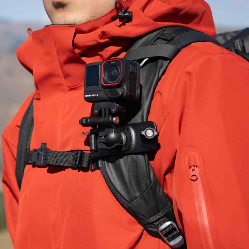 Insta360 バックパック・クリップカメラをバックパックのストラップにクリップで留めて、ハンズフリーPOV撮影を可能にします。ハイキングや登山などのアウトドア・アクティビティに理想的です。バックパック・ストラップにしっかりと固定し、滑る...