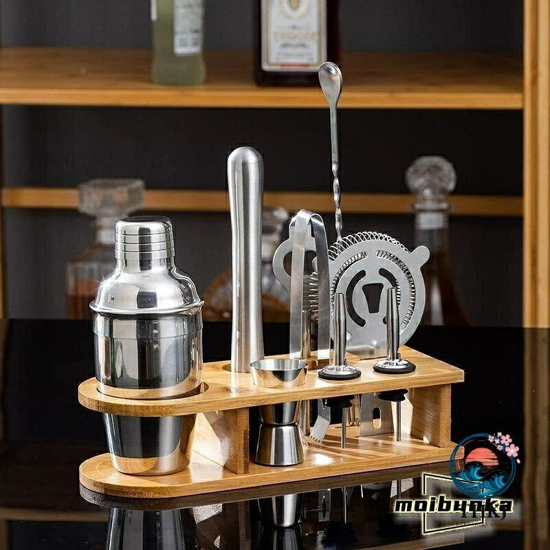 セット内容：カクテルシェーカー本体木製スタンドアルコールプラグメジャーカップワインオープナーストロースプーンロングスプーンアイスクリップミキシングストレーナーペストル熟練のバーテンダーたちも愛用するプロ御用達の品が揃ったカクテルツールのセッ...