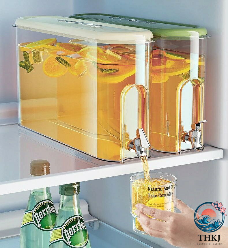 この商品について 【高品質素材】：食品グレードのPP素材で、-20℃〜120℃の温度差に耐え、冷水・温水を充填でき、耐久性に優れています。 【サイズ】： 34 x 18 x 9.5 cm ドリンクディスペンサーのサイズは冷蔵庫用に特別に設計...