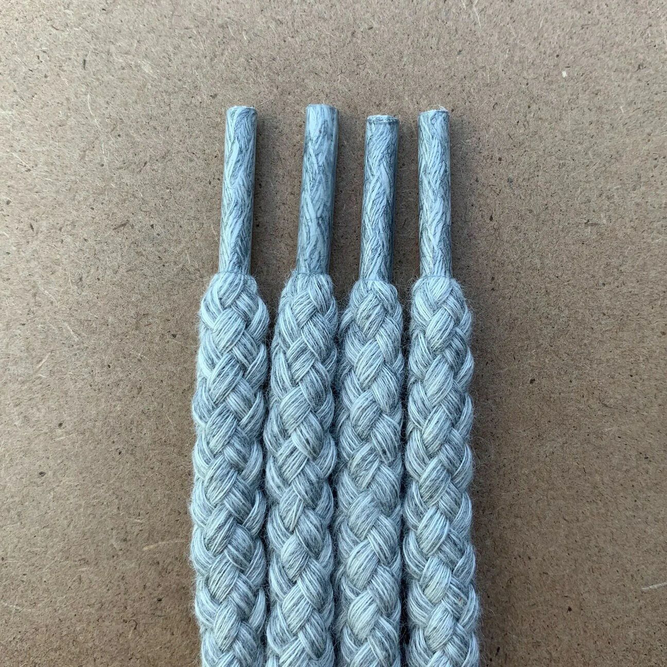 ARATA Cotton Braid Shoelace Gray コットンを編みこんだ厚みのあるシューレース。 厚みがあるのでインパクトがあり、かつ柔らかい印象に なるのが特徴。 シューレースホールが小さいタイプのスニーカーには 取り付けが...