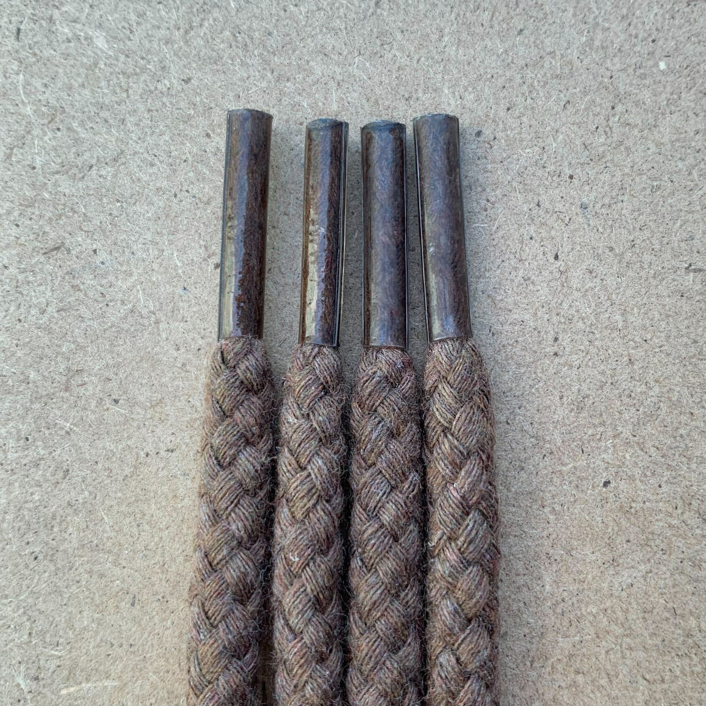 ARATA Cotton Braid Shoelace Coffee コットンを編みこんだ厚みのあるシューレース。 厚みがあるのでインパクトがあり、かつ柔らかい印象に なるのが特徴。 シューレースホールが小さいタイプのスニーカーには 取り付...