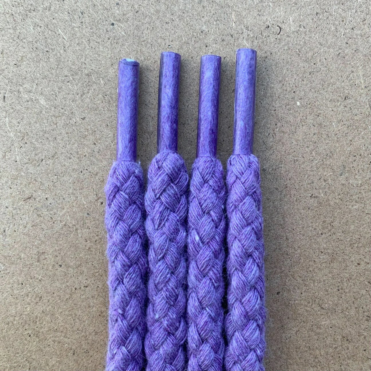 ARATA Cotton Braid Shoelace Purple コットンを編みこんだ厚みのあるシューレース。 厚みがあるのでインパクトがあり、かつ柔らかい印象に なるのが特徴。 シューレースホールが小さいタイプのスニーカーには 取り付...