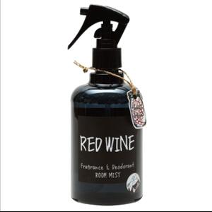 商品名 John’s Blend フレグランス＆デオドラント ルームミスト RED WINE 商品説明 消臭成分配合のフレグランスルームミスト。 香りでごまかさず、嫌な臭いをしっかり消臭。臭いが気になった時はもちろん、気分転換したい時にもシ...
