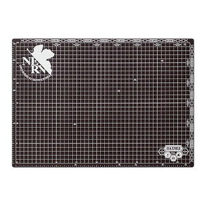 商品名 A.T.FIELD EVANGELION WORK カッターマット A3 （2号機） ATF-805 日本製 商品説明 表面は10mm間隔のグリッドと5mm間隔のめもり、規定用紙サイズ（B5・A4・B4・A3・ハガキサイズ）の目安付...