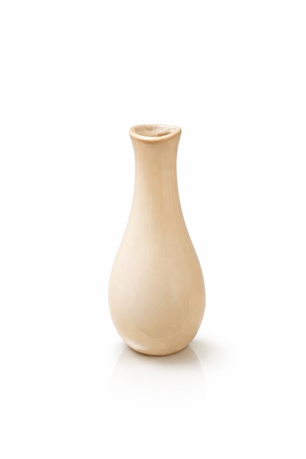 花瓶（陶器） やさしい光をまとったような、ナチュラルベージュのフラワーベース（陶器） 丸みを帯びたフォルムと、すっと伸びる細い首元が、繊細で上品な佇まいを演出します。 どんなお花とも相性がよく、1輪挿しはもちろん、グリーンやドライフラワーを...