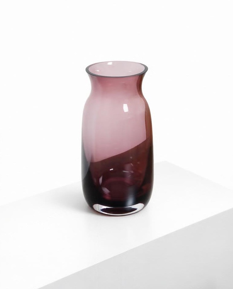 花瓶（ガラス） やわらかな光をまとった、上品なピンクパープルカラーが美しいガラスフラワーベース。 落ち着きのある透明感のある色合いが、空間にさりげない華やかさと洗練された印象をもたらします。 丸みを帯びた優雅なフォルムは、どの角度から見ても...