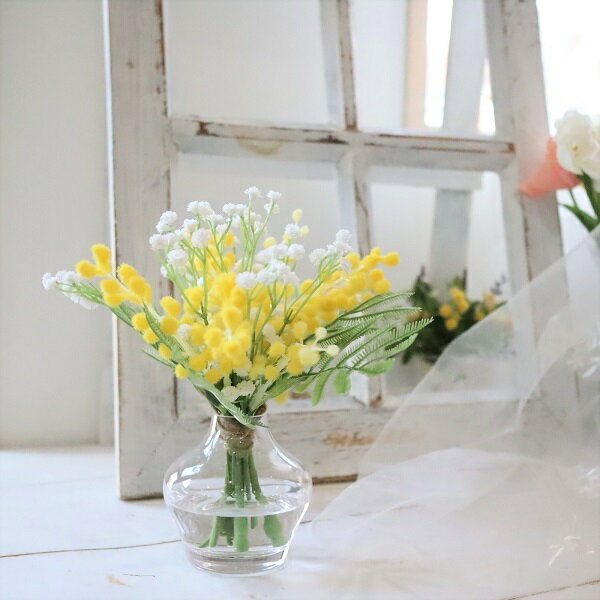 商品情報使用花材ミモザ　カスミソウサイズ高さ・・・ガラス花器底面からトップの花まで　　　約19センチ前後ガラス花器　　　　　　8Hx7.5W　(口径)Φ3.0cm注意点・本製品は食べ物ではありません小さなお子様が口に入れないようにご注意下さ...