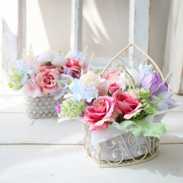 商品情報使用花材ラナンキュラス　バラ　紫陽花　ブルースター　デルフィニウム　ホワイトレース　などアーティフィシャルフラワー使用サイズ【ハート型】高さ・・・約12.5cm幅・・・・約15cm【スクエア型】高さ・・・約14-15cm幅・・・・約...