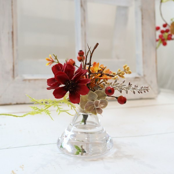 商品情報使用花材コスモス　ユーカリ　ローズヒップ　デージー　他アーティフィシャルフラワー使用サイズ高さ・・・ガラス花器底面からトップの花まで　　　約10-11センチ前後ガラス花器　　　　　7．5φ5H注意点・本製品は食べ物ではありません小さ...