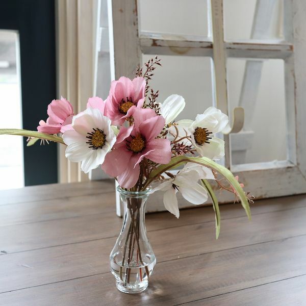 商品情報使用花材コスモスアーティフィシャルフラワー使用サイズ高さ・・・ガラス花器底面からトップの花まで　　　約20-21センチ前後ガラス花器　　　　　4.5φx10H注意点・本製品は食べ物ではありません小さなお子様が口に入れないようにご注意...