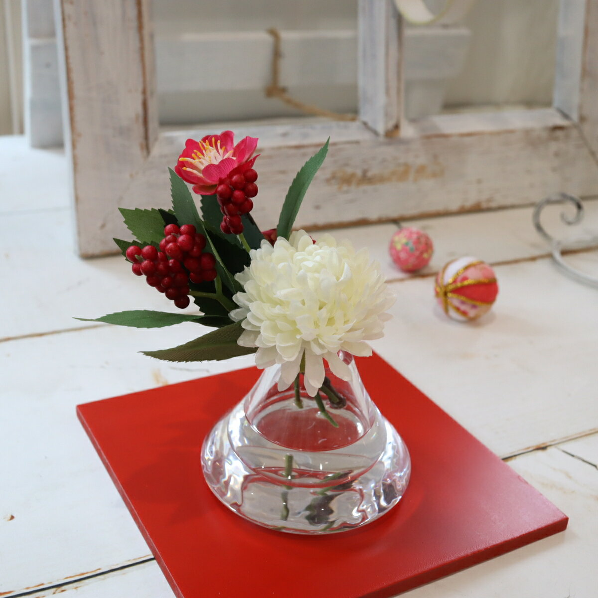 商品情報使用花材使用花材・・・　千両　梅　マム　他サイズ高さ・・・ガラス花器底面からトップの花まで　　　約10-11センチ前後ガラス花器　　　　　7．5φ5H注意点・本製品は食べ物ではありません小さなお子様が口に入れないようにご注意下さい変...