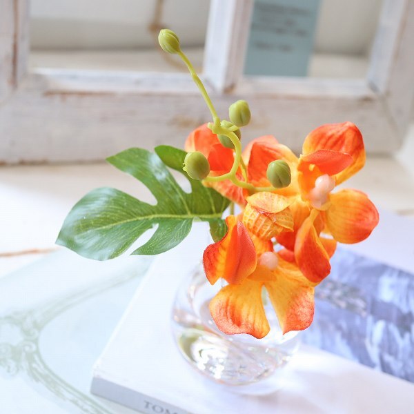 商品情報使用花材使用花材・・・　モカラ　モンステラ　その他アーティフィシャルフラワー使用サイズ高さ・・・ガラス花器底面からトップの花(グリーン)まで　　　約10-11センチ前後ガラス花器　　　　　5φ　x　7.0H注意点・本製品は食べ物では...