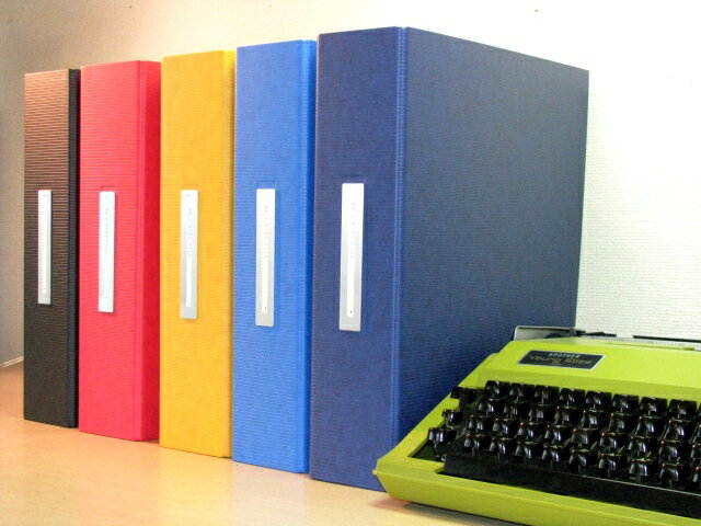 規　格　　 A4−S サイズ 縦310x横282x背巾74mm 収容量 コピー用紙　約400枚 材　質 表紙：VP貼 見出しプレート：アルミ 綴じ具：スチール リングが大きく開く、Wロック機能の新機構リング金具 レバーを90度でロック位置ま...